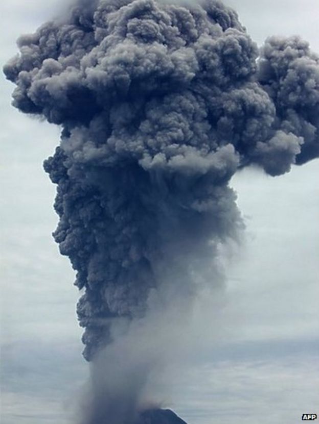 In pictures: Indonesian volcano Mount Sinabung erupts - BBC News