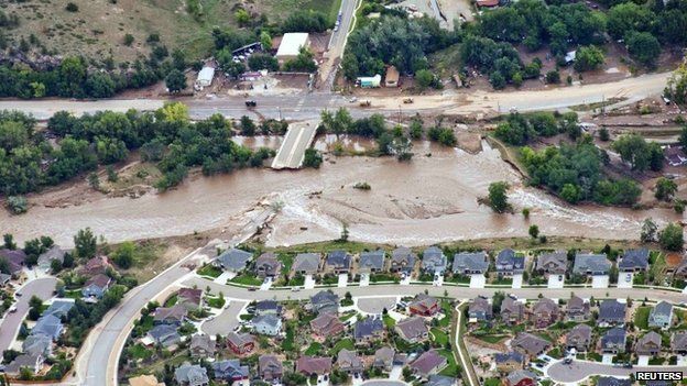 Colorado flood death toll rises, amid oil spills - BBC News