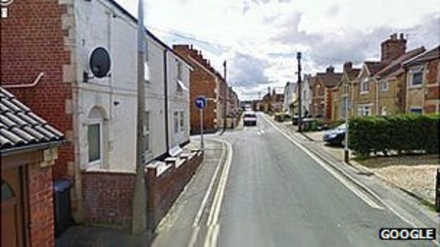 Man arrested and bailed after Trowbridge homes evacuated - BBC News