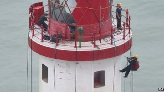 Beachy Head lighthouse repainting 'going well' - BBC News