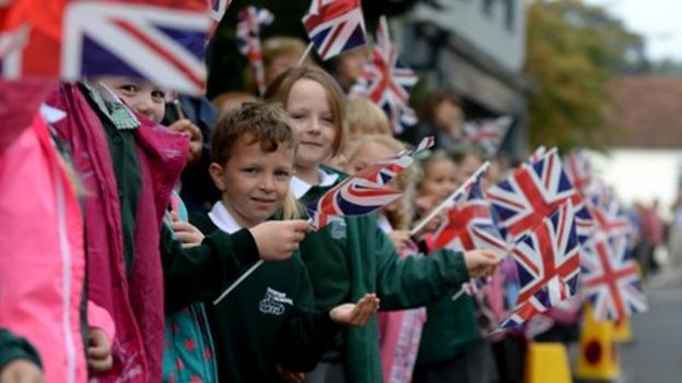 Parade marks Freedom of Warminster for renamed 1 Yorks - BBC News