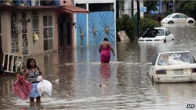 Mexico's Acapulco hit by heavy rain and fresh floods - BBC News