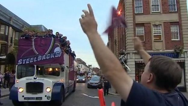 Hundreds celebrate Northants Steelbacks bus parade - BBC News