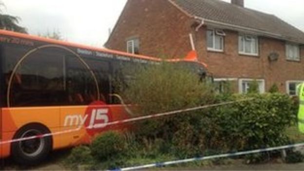 Bus crashes into house in Sawley - BBC News