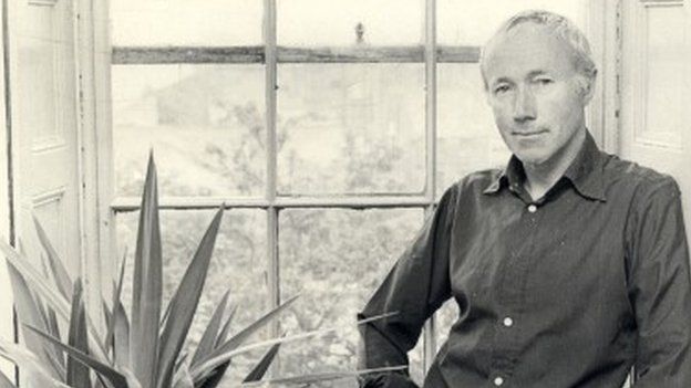 Artist Reg Quayle's retrospective exhibition opens in Peel - BBC News