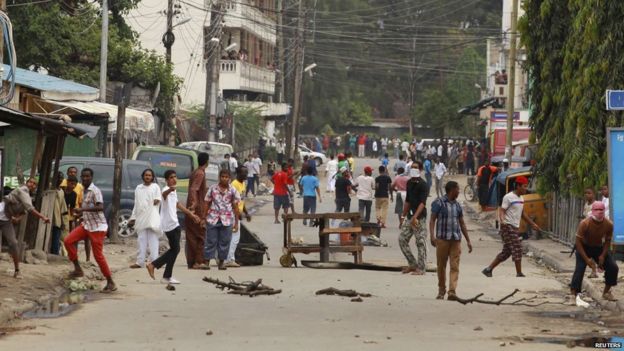 In pictures: Kenya riot after Mombasa cleric death - BBC News