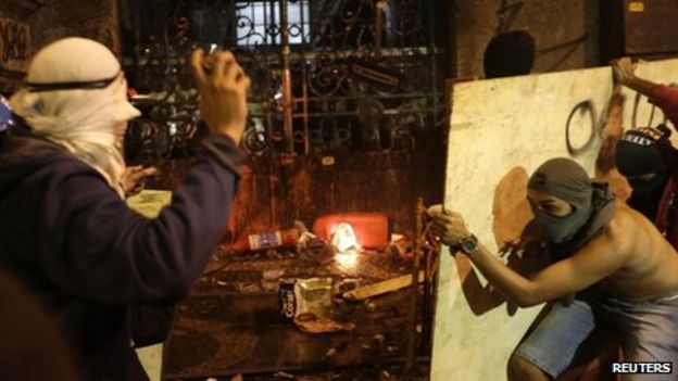 Black Blocs hijack Brazil teacher protests - BBC News