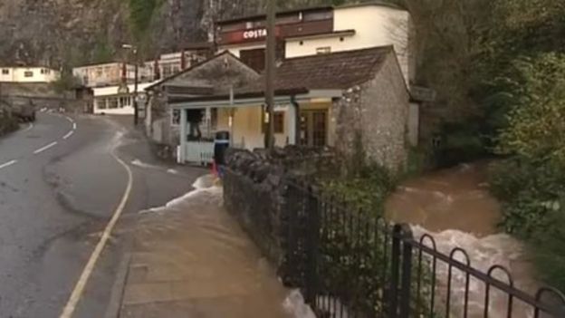 Cheddar Gorge cavers praised for flood relief help - BBC News