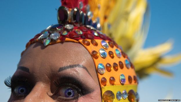 Day in pictures: 14 October 2013 - BBC News