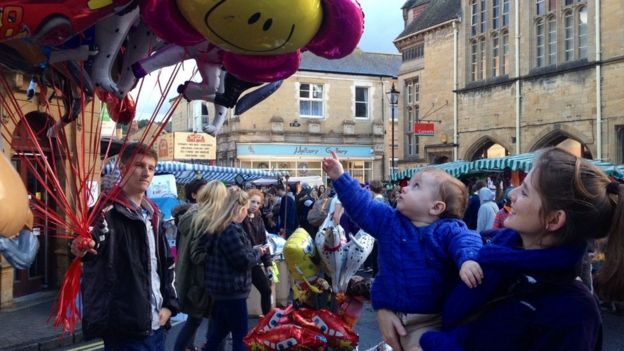 In pictures: Sherborne's Pack Monday Fair - BBC News