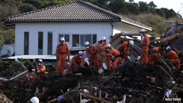 Japan typhoon: Rescuers search debris for missing - BBC News