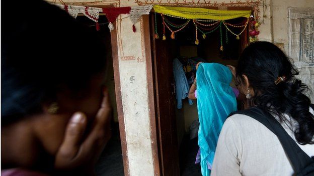 Indian media: Anger over 'shameful' slavery data - BBC News