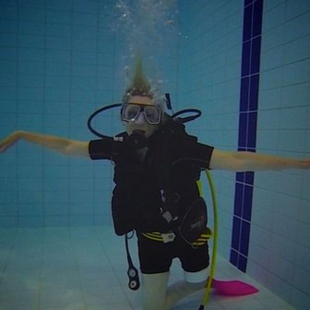 London amputee learns to scuba dive with one leg - BBC News
