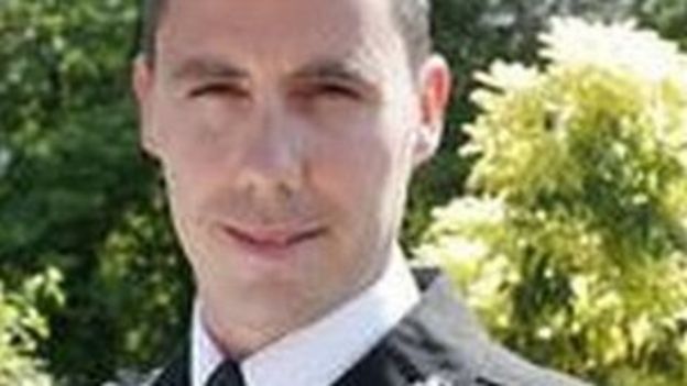 PC Alun Morgan wins police bravery award - BBC News