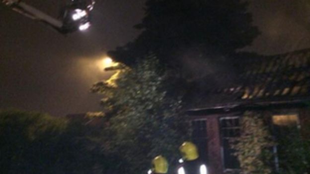 Fire at Willenhall's former Fibbersley Primary School - BBC News