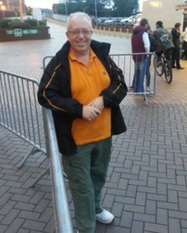 Wolves fan Peter Abbott to be presented to match crowd - BBC News