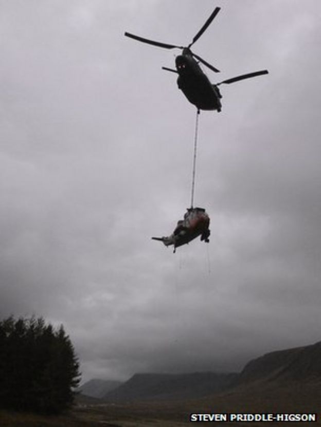 Chinook airlifts broken-down Royal Navy Sea King helicopter - BBC News