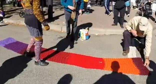 Longest scarf knitted while running a marathon - BBC Newsround