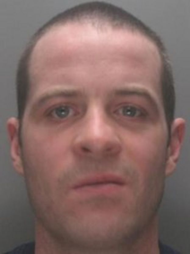 Prisoner Paul Richards absconds on day release - BBC News