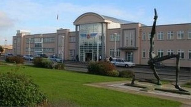 Easyjet passengers taken off 'too heavy' plane - BBC News