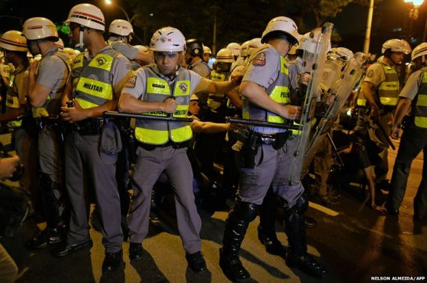 Day in pictures: 22 October 2013 - BBC News