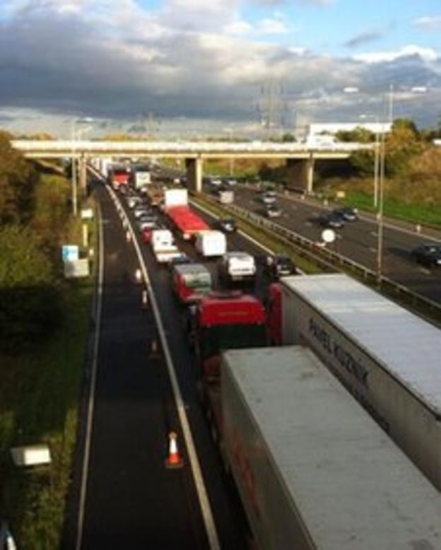 M1 motorway delays after driver killed in crash - BBC News