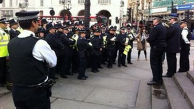 Arrests after Met Police crackdown on mobile phone thefts - BBC News