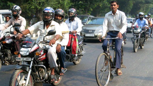 Cyclists feeling the squeeze on India's roads - BBC News