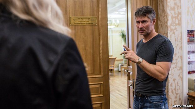 Yevgeny Roizman: A macho mayor at war with drug addicts - BBC News