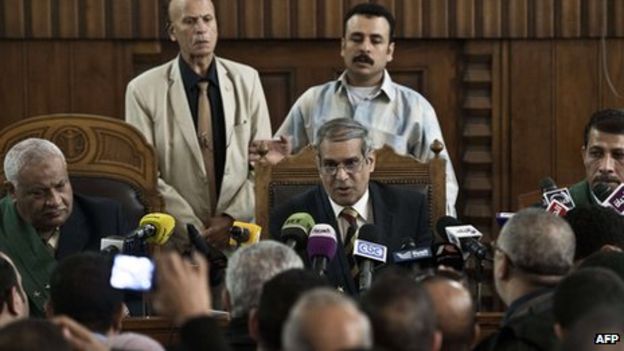 Egypt judges quit trial of Muslim Brotherhood leader - BBC News