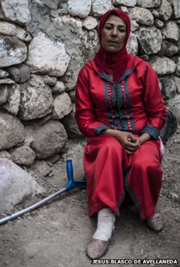 The heavy-lifting 'mule women' of Melilla - BBC News