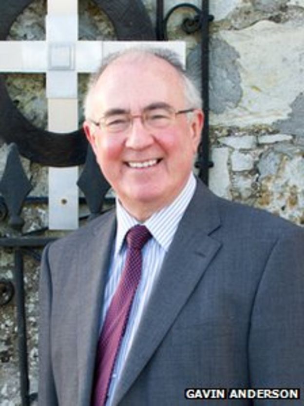 New Church of Scotland moderator announced as Dr Angus Morrison - BBC News