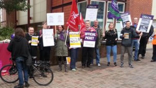 University staff on strike over pay - BBC News