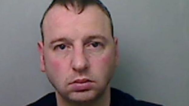 Wayne Scott report: Behaviour of police officer 'unchallenged' - BBC News