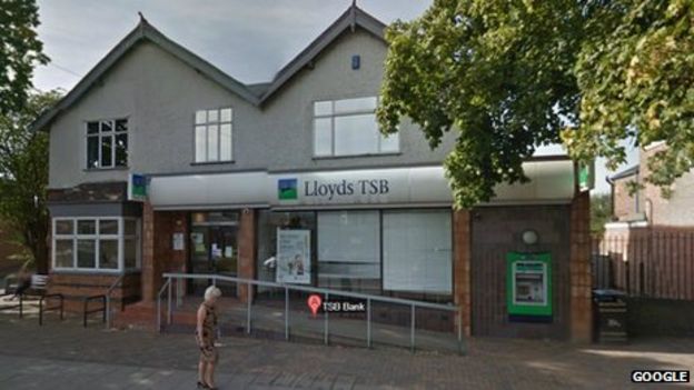 Nottingham bank robbed by armed raiders - BBC News