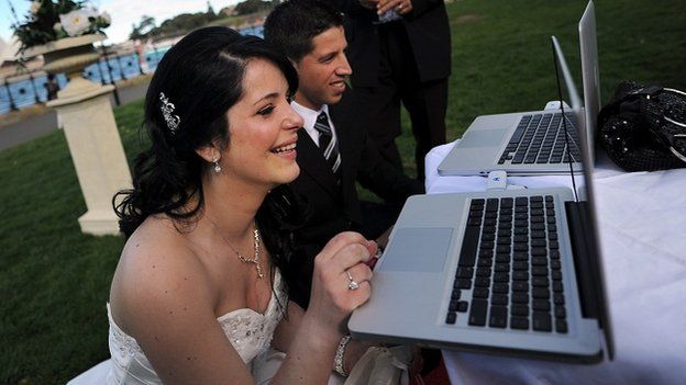 Party tech: Gadgets and apps to upgrade your celebrations - BBC News