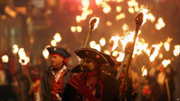 In pictures: Lewes bonfire procession - BBC News