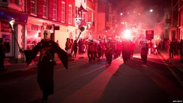 In pictures: Lewes bonfire procession - BBC News