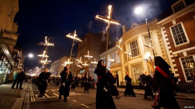 In pictures: Lewes bonfire procession - BBC News