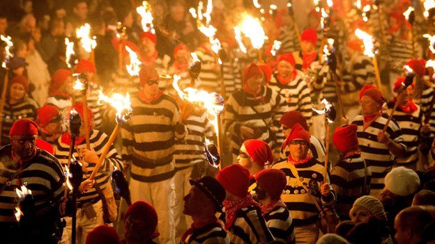 Lewes holds largest bonfire celebration - BBC News