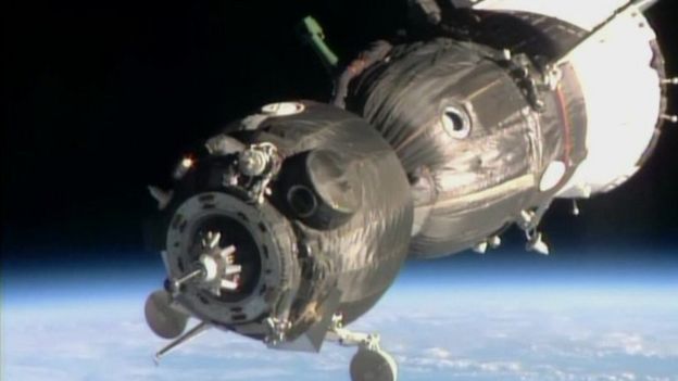 Russian spacecraft Progress M-27M 'out of control' - BBC News