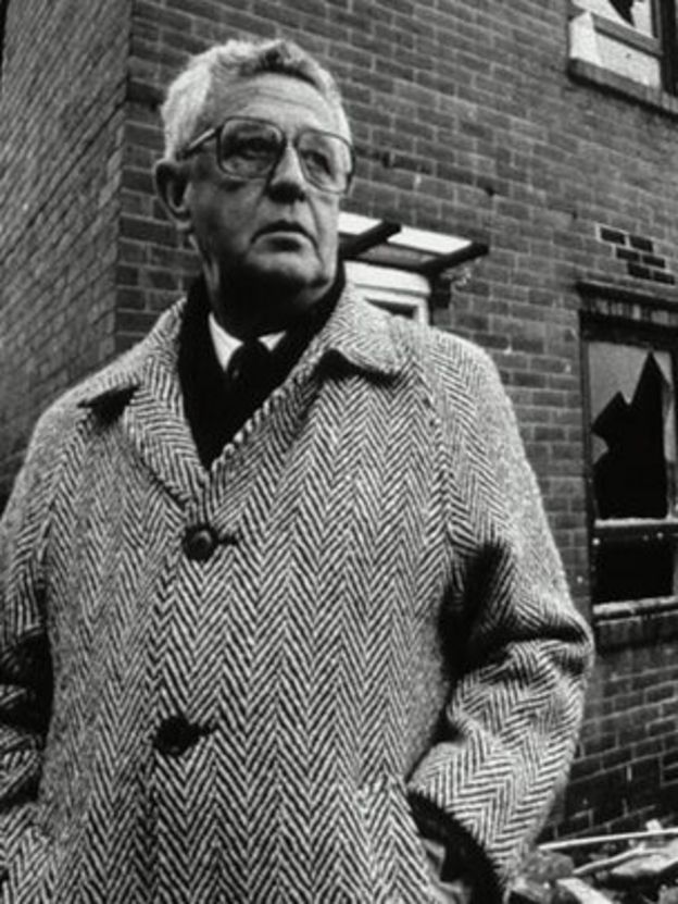 Obituary: John Cole - BBC News