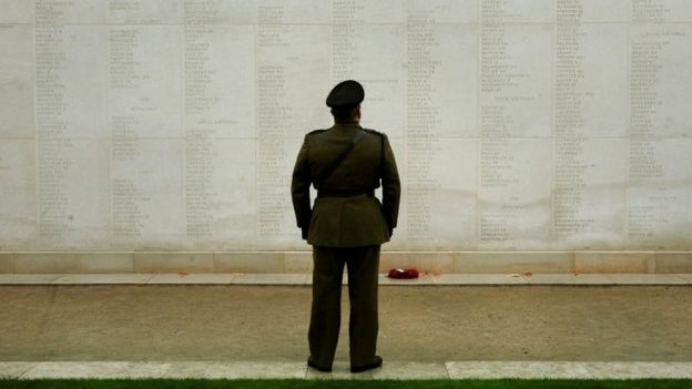 In pictures: Remembering the war dead - BBC News