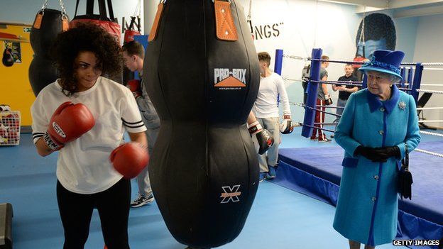 The Queen in Manchester to open Co-op 'green' headquarters - BBC News