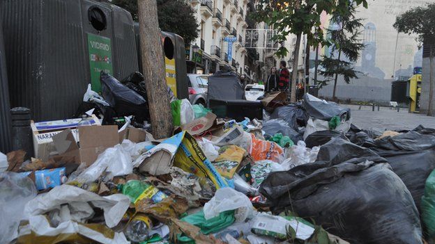 Madrid: Rubbish piles up on streets as cleaners strike - BBC News