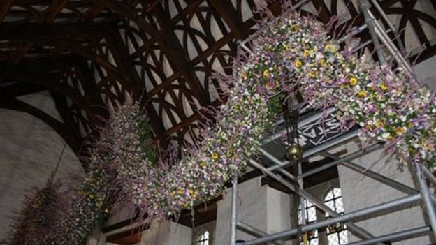 National Trust's Cotehele creating 90ft flower garland - BBC News