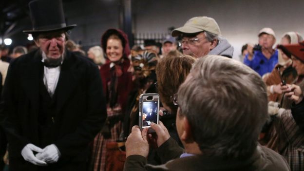 Day in pictures: 19 November 2013 - BBC News