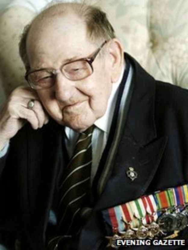 Hundreds attend funeral of WW2 veteran Frederick Leach - BBC News