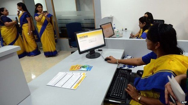 India PM Singh opens bank for women - BBC News