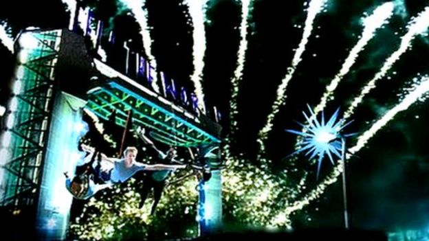 UK City of Culture: Fireworks and projections start Hull 2017 - BBC News